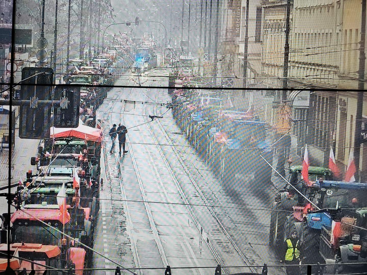 Protest rolników W Bydgoszczy policja odparła szturm na urząd wojewódzki