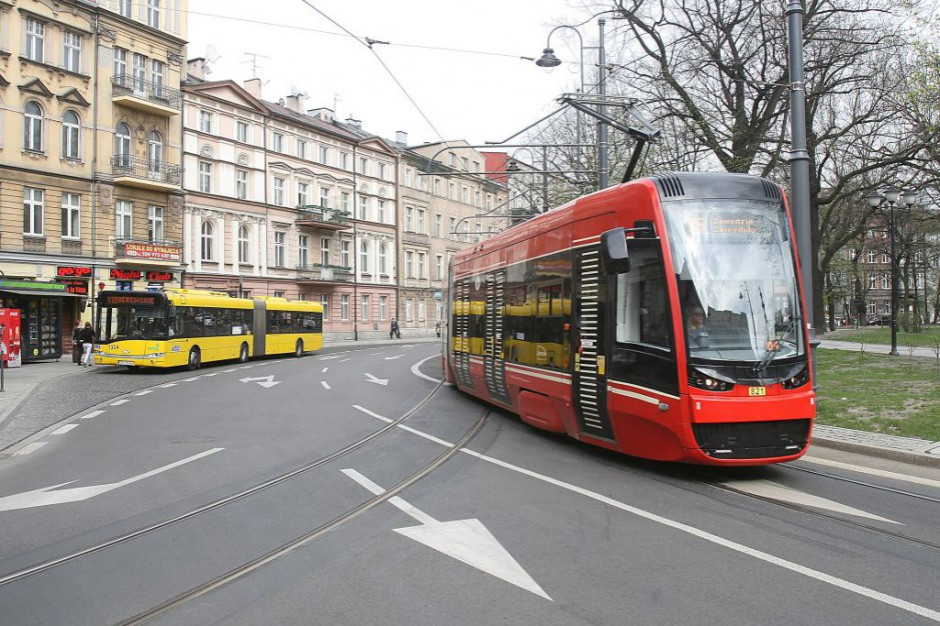 Transport publiczny w miastach wojewódzkich. Gdzie najdalej do przystanku