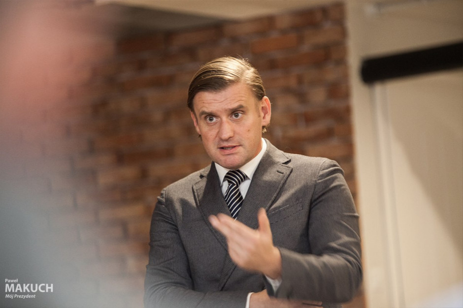 Psucie państwa czy powrót do tradycji? Termin wyborów dzieli samorządowców