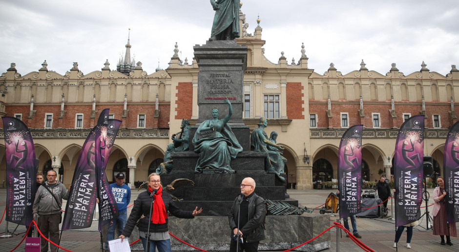 Krakowski Rynek Główny z drugim pomnikiem Adama Mickiewicza