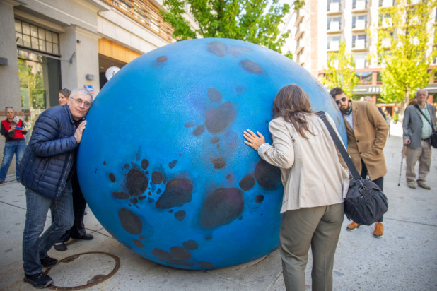 Dwumetrowe jajo oficjalnie odsłonięte na placu 5 Rogów w Warszawie