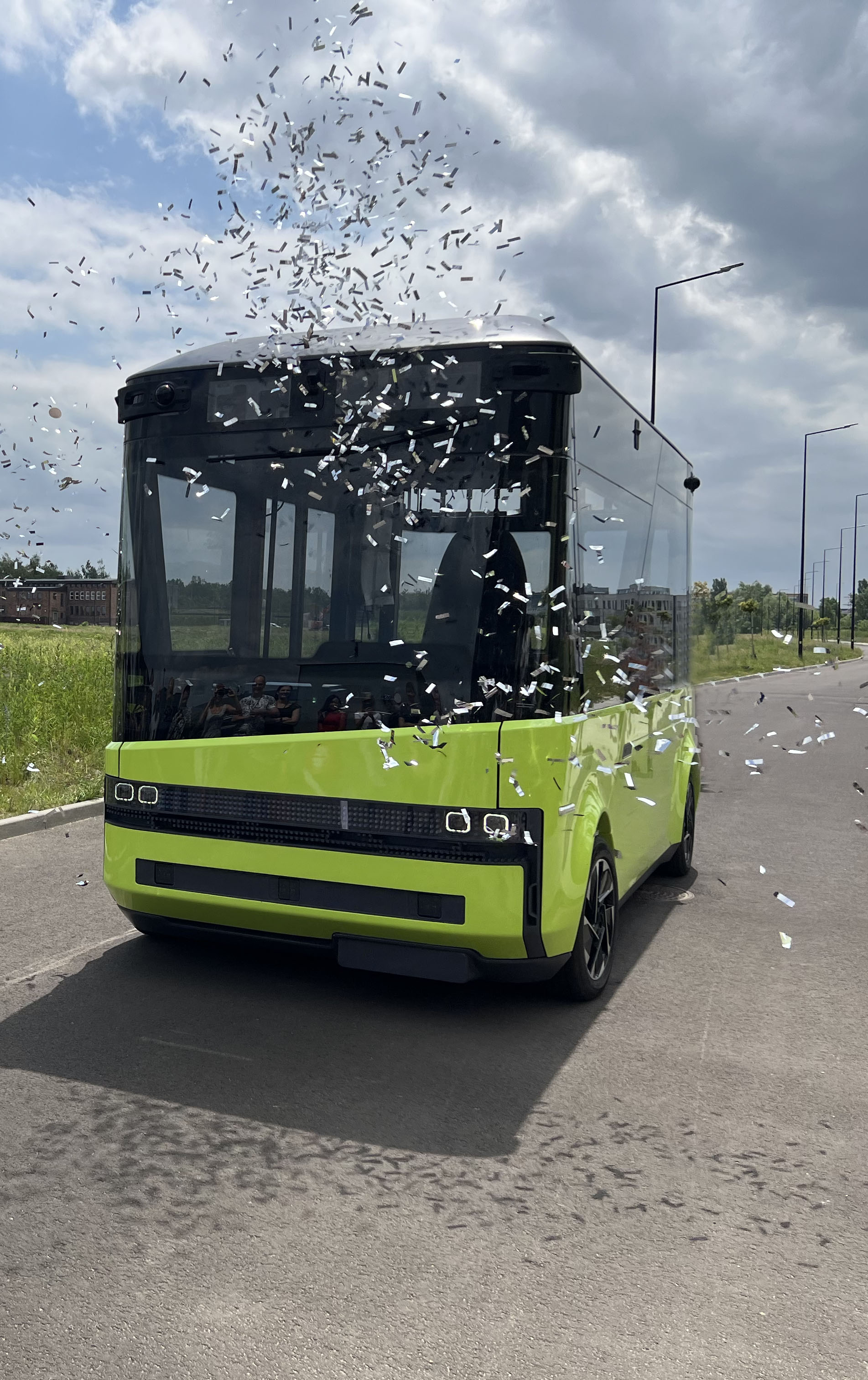 Pierwszy polski autonomiczny minibus opuścił fabrykę. Niebawem testy