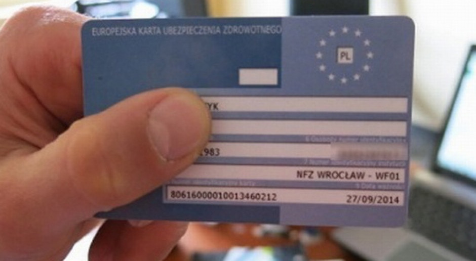 NFZ wydał już 2,1 mln kart EKUZ. Warto je mieć, jadąc zagranicę