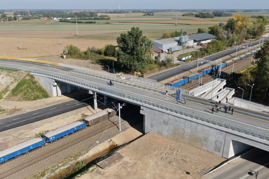 Nad linią kolejową Rail Baltica powstał wiadukt drogowy