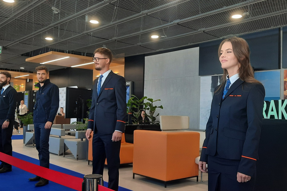 Drużyny konduktorskie, maszyniści i kasjerzy PKP Intercity w nowym umundurowaniu