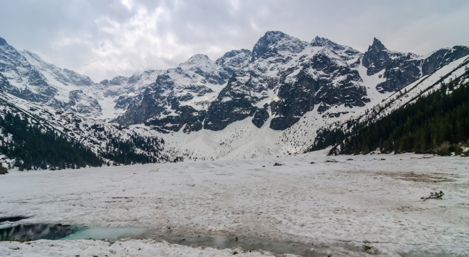 Duża lawina zeszła do Morskiego Oka. Lód na jeziorze nie wytrzymał