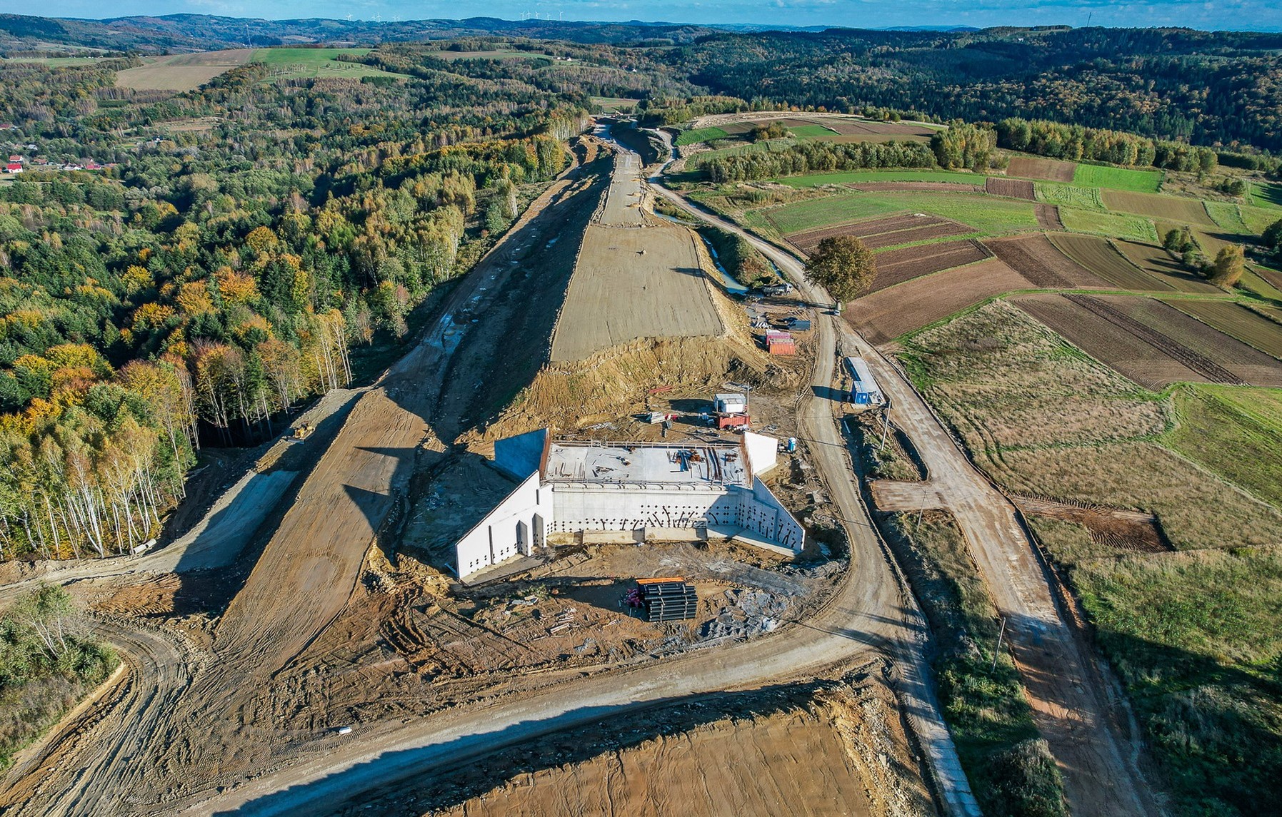 Ekspresową drogą przez wzniesienia i doliny. Na estakady i wiadukty ...