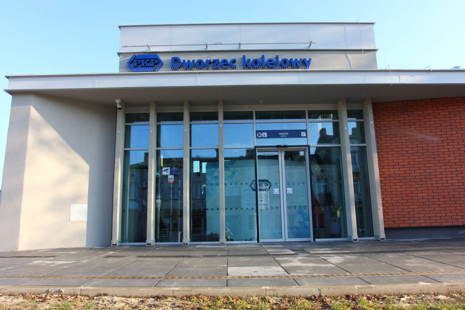 Koluszki mają nowy dworzec kolejowy. Trwa rozbiórka starego, kultowego pawilonu