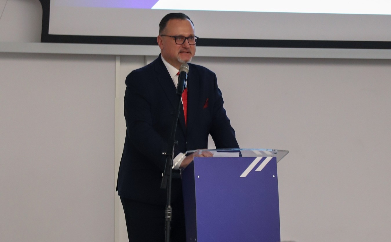 Krócej niż samolotem i autostradą? Kolej Dużych Prędkości zrobi różnicę