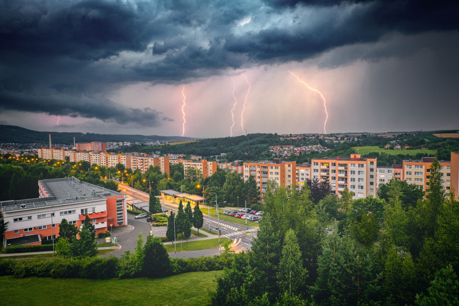 Nad Polskę nadciąga niebezpieczny front burzowy. Pilne alerty dla ...