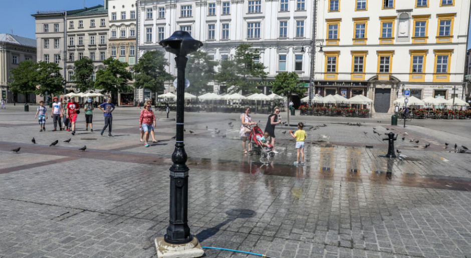 Zbliżają się upały. Wodociągi już uruchomiły kurtyny wodne